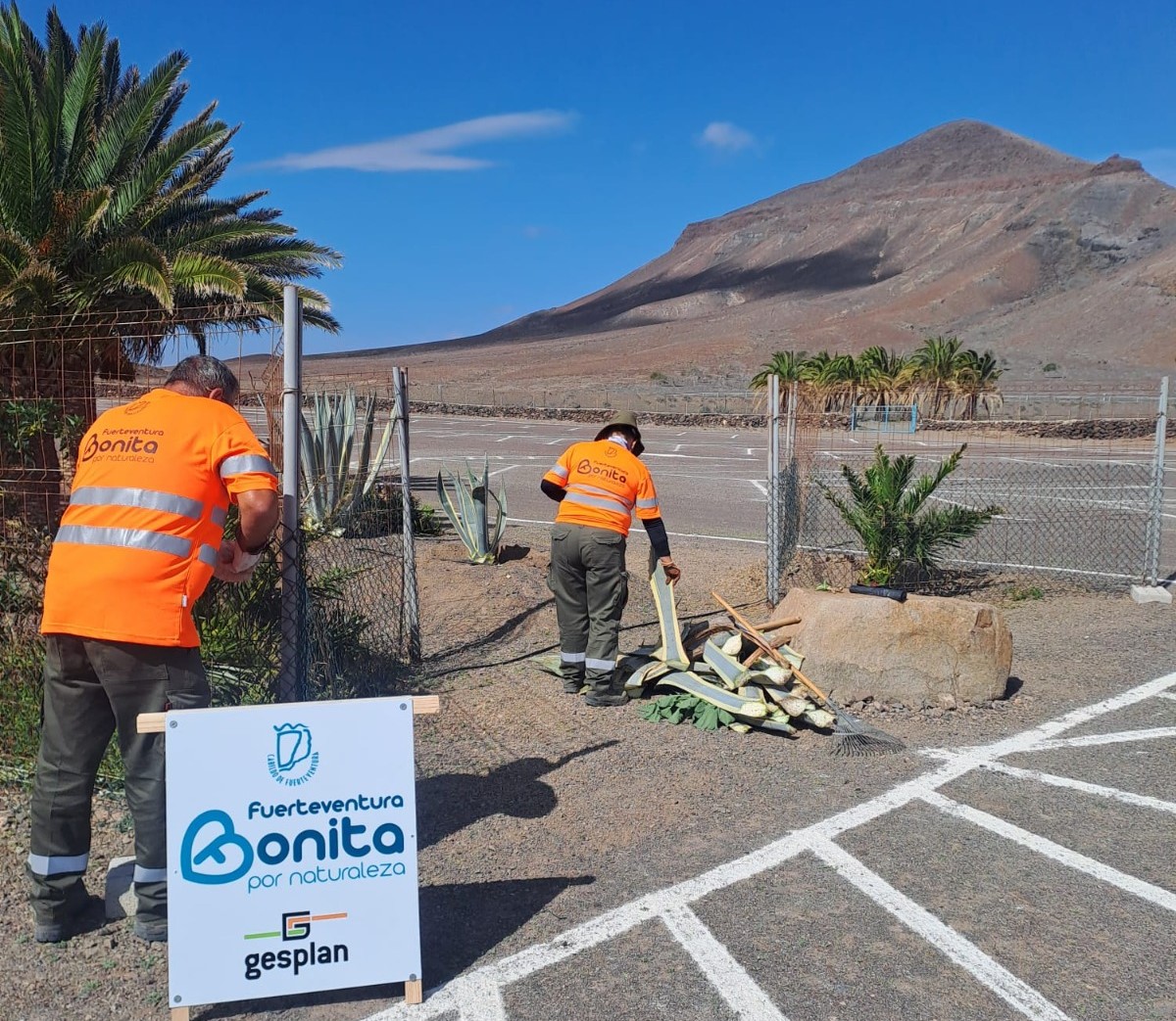 Los Operarios De Fuerteventura Bonita Por Naturaleza Apoyan Los